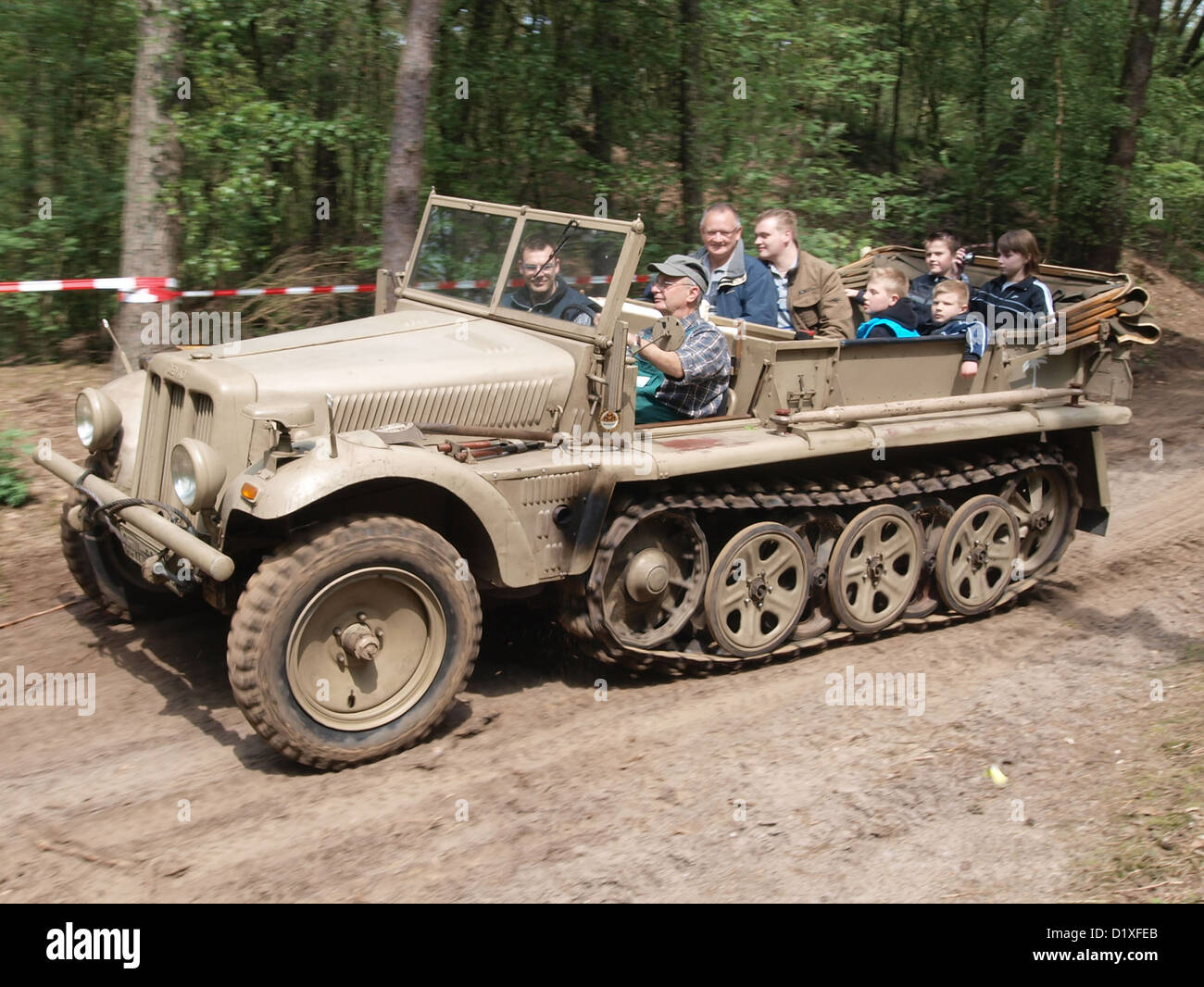 Leichte zugkraftwagen 1ton halftrack -Fotos und -Bildmaterial in hoher ...