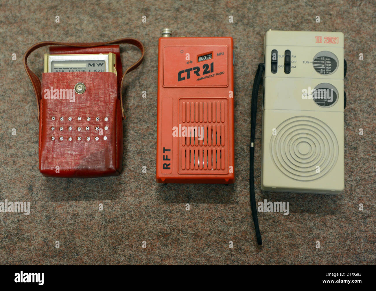 Tasche-Radios aus der DDR sind neben einander, (l-R) Tehnoton Coram ...
