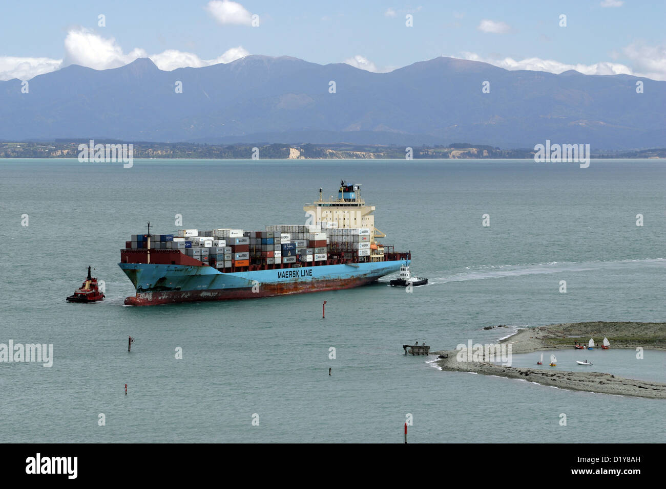 Containerschiff in Port Nelson durch The Cut, mit Hilfe von zwei ...