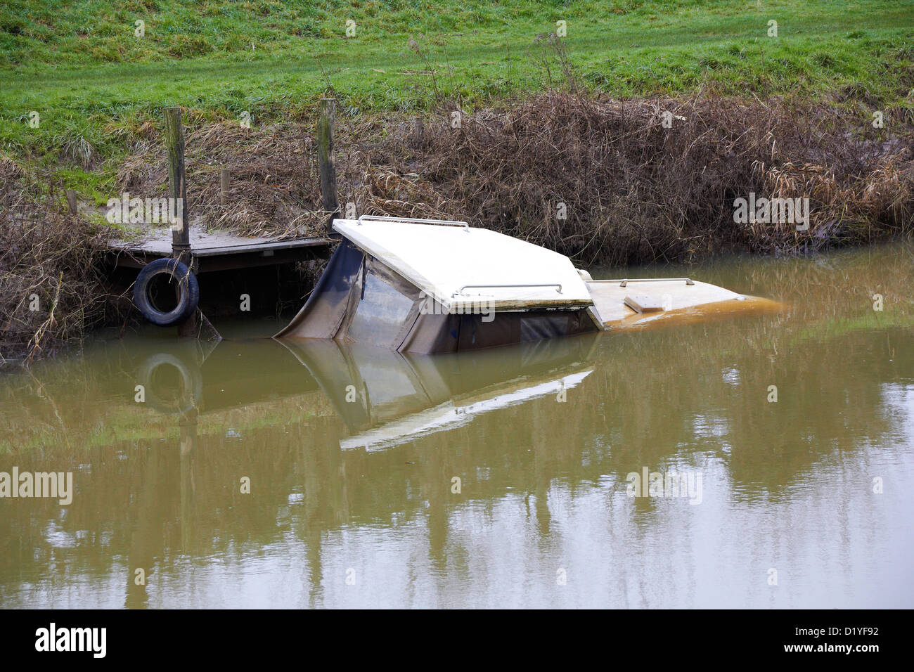Flussboot gesunken -Fotos und -Bildmaterial in hoher Auflösung – Alamy