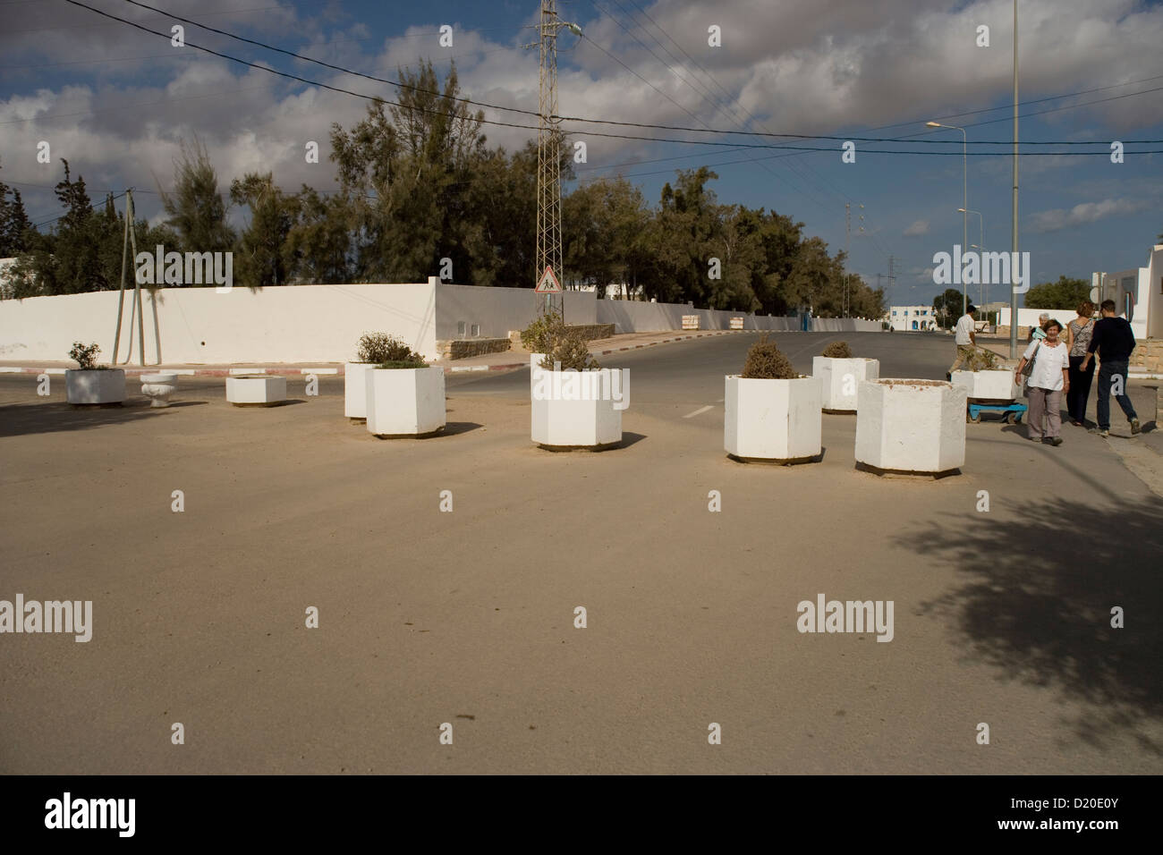 Sicherheit am Eingang der El-Ghriba-Synagoge auf der Insel Djerba in ...