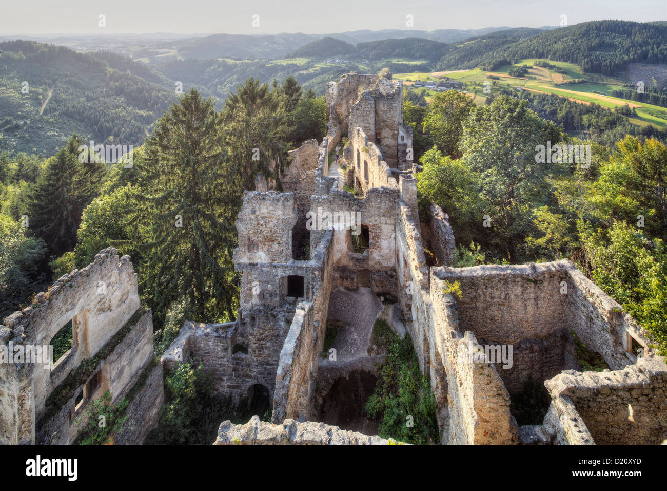 Österreich, Oberösterreich, Blick auf die Ruine Burg Stockfotografie ...