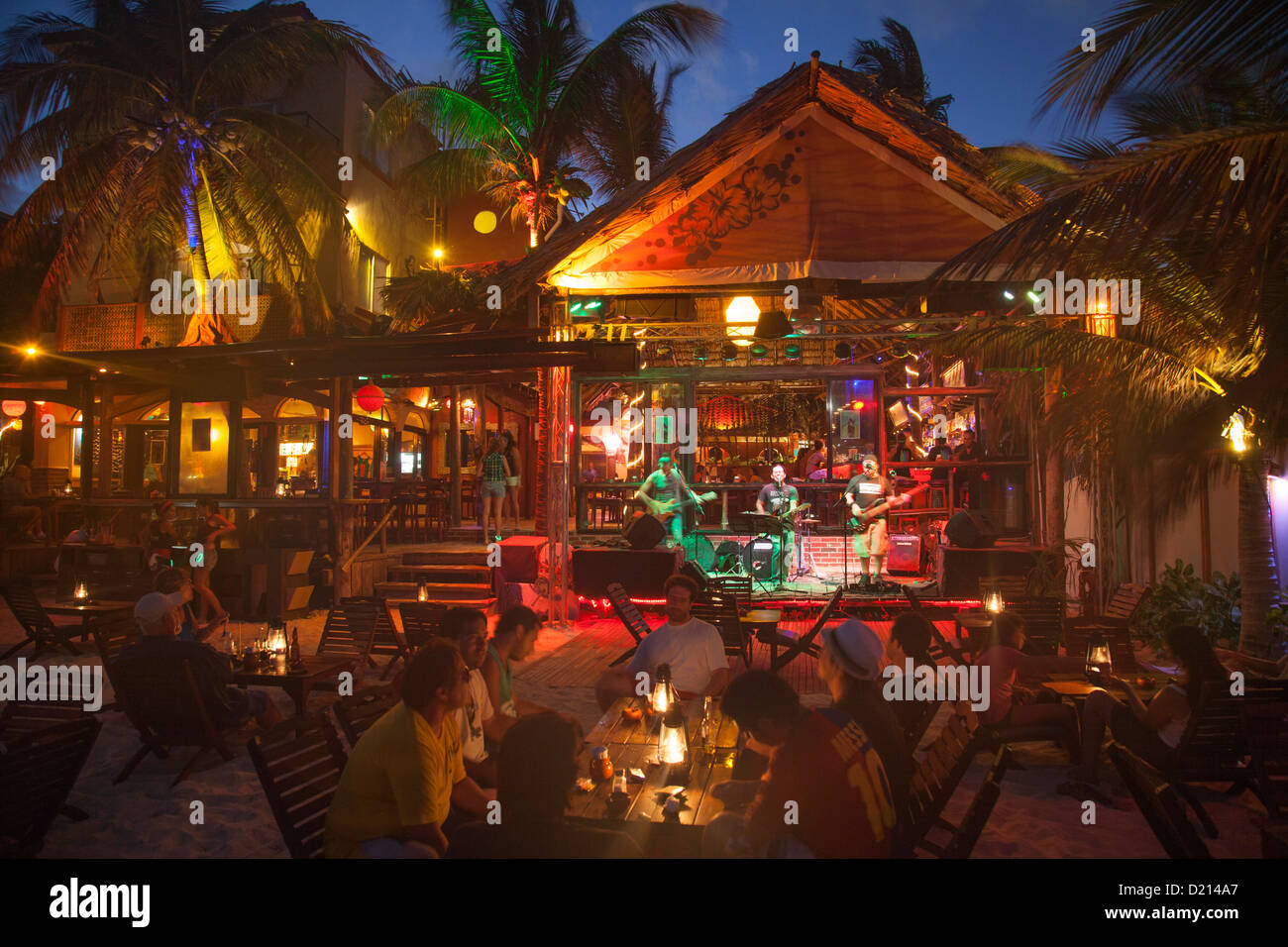 Leute sitzen an tischen der strandbar -Fotos und -Bildmaterial in hoher ...