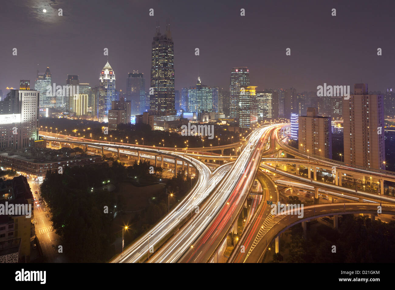 Leuchtendes Hochhaus Stockfotos und -bilder Kaufen - Alamy