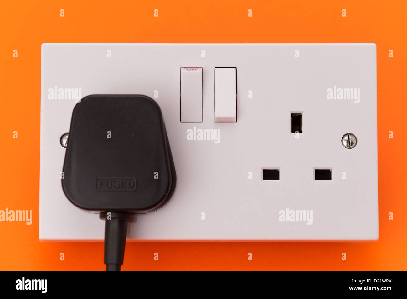 Eine UK Twin elektrische Wand-Steckdose mit einem schwarzen Stecker ...