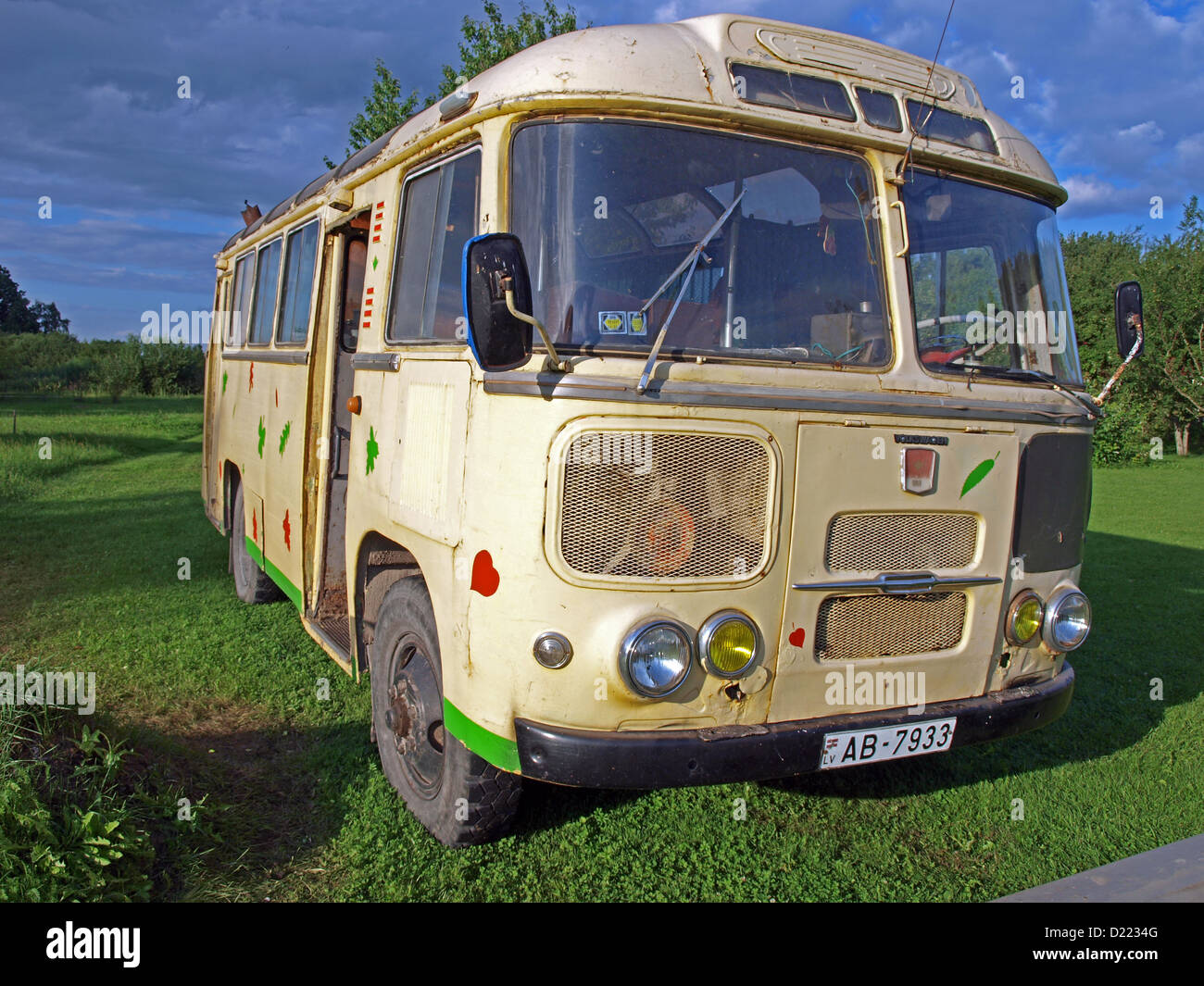 Alte Vintage retro-russische sowjetische Zeit Auto Bus PAZ auf Sommer ...