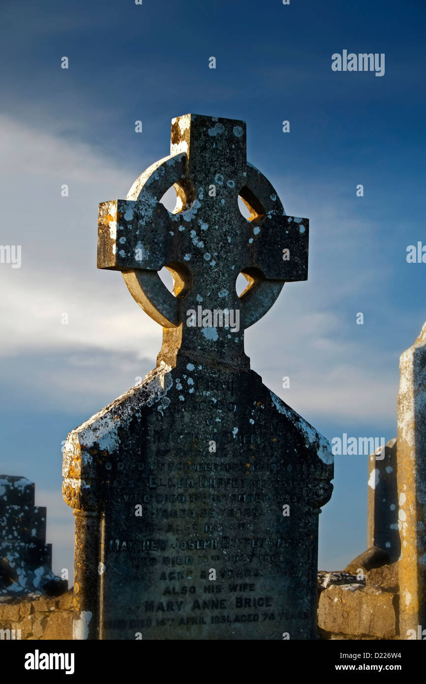 Irische keltische Kreuz in einem ländlichen Friedhof Friedhof Irland Stockfotografie - Alamy