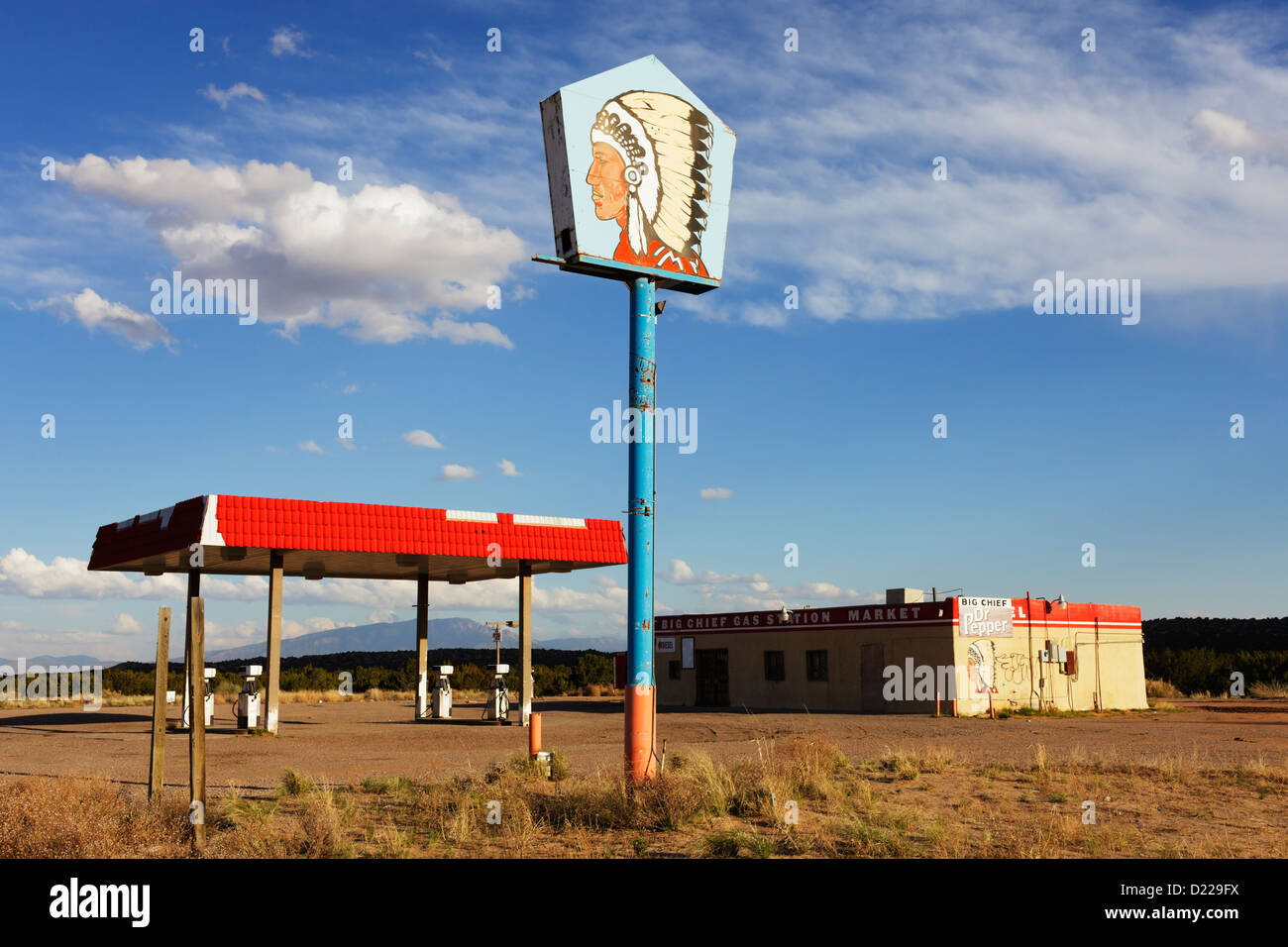 Große tankstelle -Fotos und -Bildmaterial in hoher Auflösung – Alamy