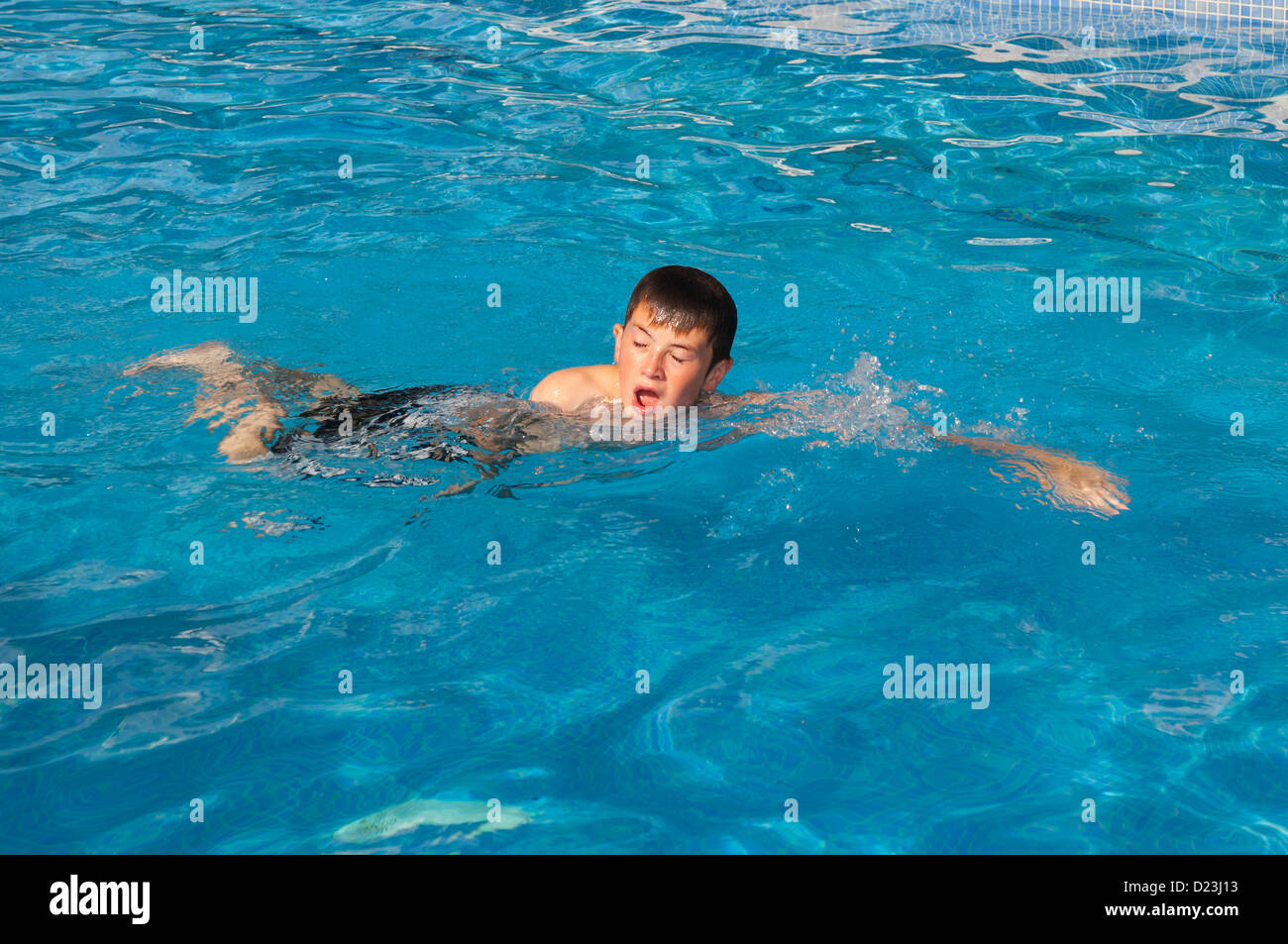 Ein 12 Jahre Alter Junge Schwimmen In Einem Schwimmbad Stockfotografie