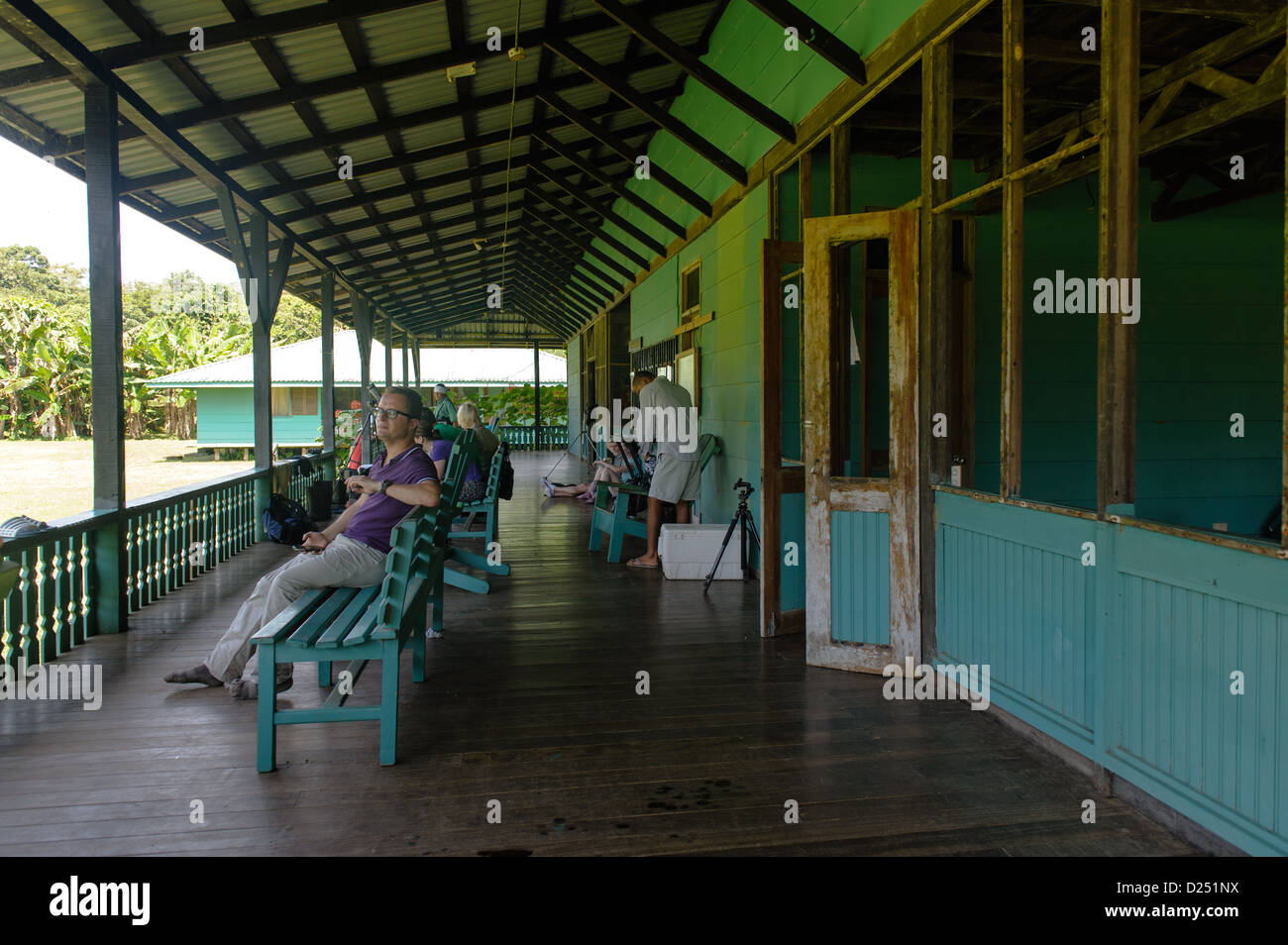 Touristen, die eine Rast auf der Veranda der Sirena Ranger Station ...