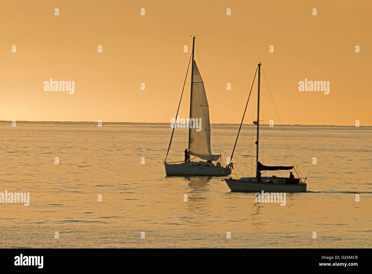 Zwei kleine boote -Fotos und -Bildmaterial in hoher Auflösung – Alamy