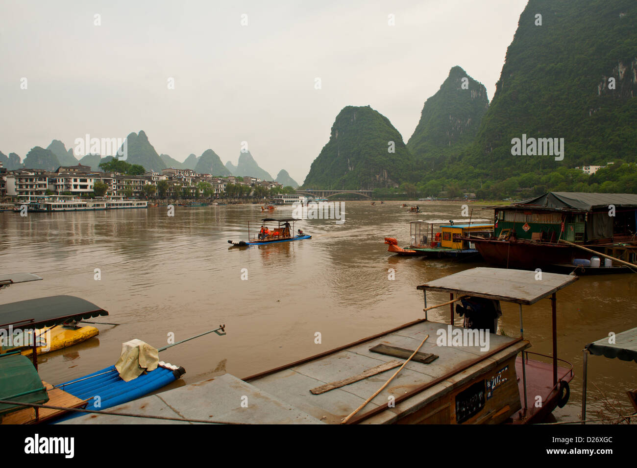 Bambusfloss auf li fluss -Fotos und -Bildmaterial in hoher Auflösung ...