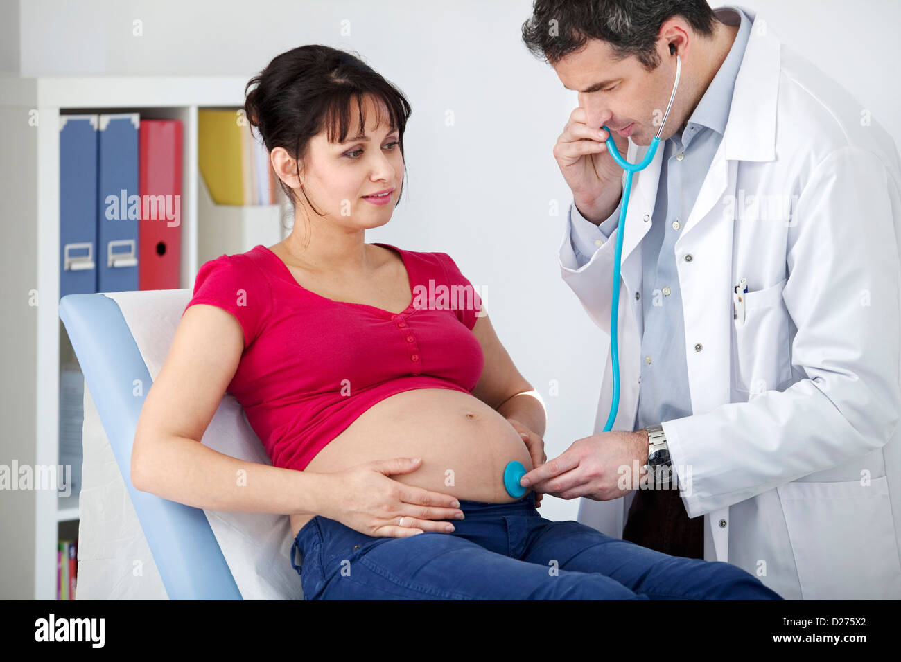 Auscultation abdomen -Fotos und -Bildmaterial in hoher Auflösung – Alamy