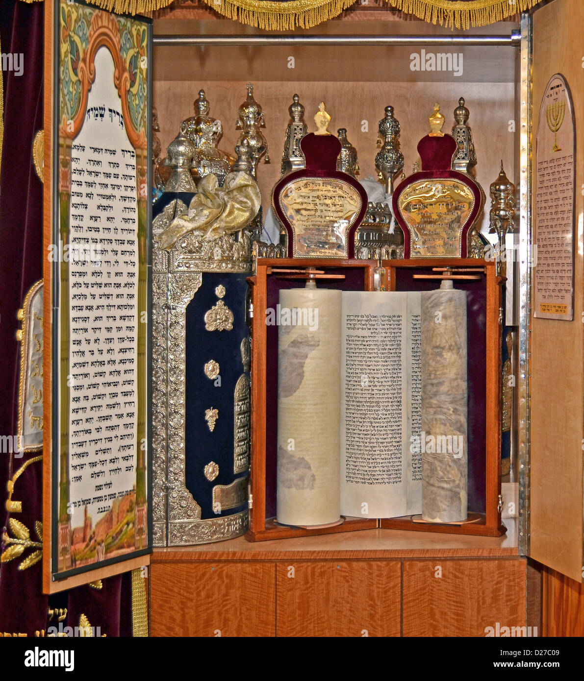 Tora-Rolle in der Arche am Aur Thora Synagoge sephardischer Tempel in ...