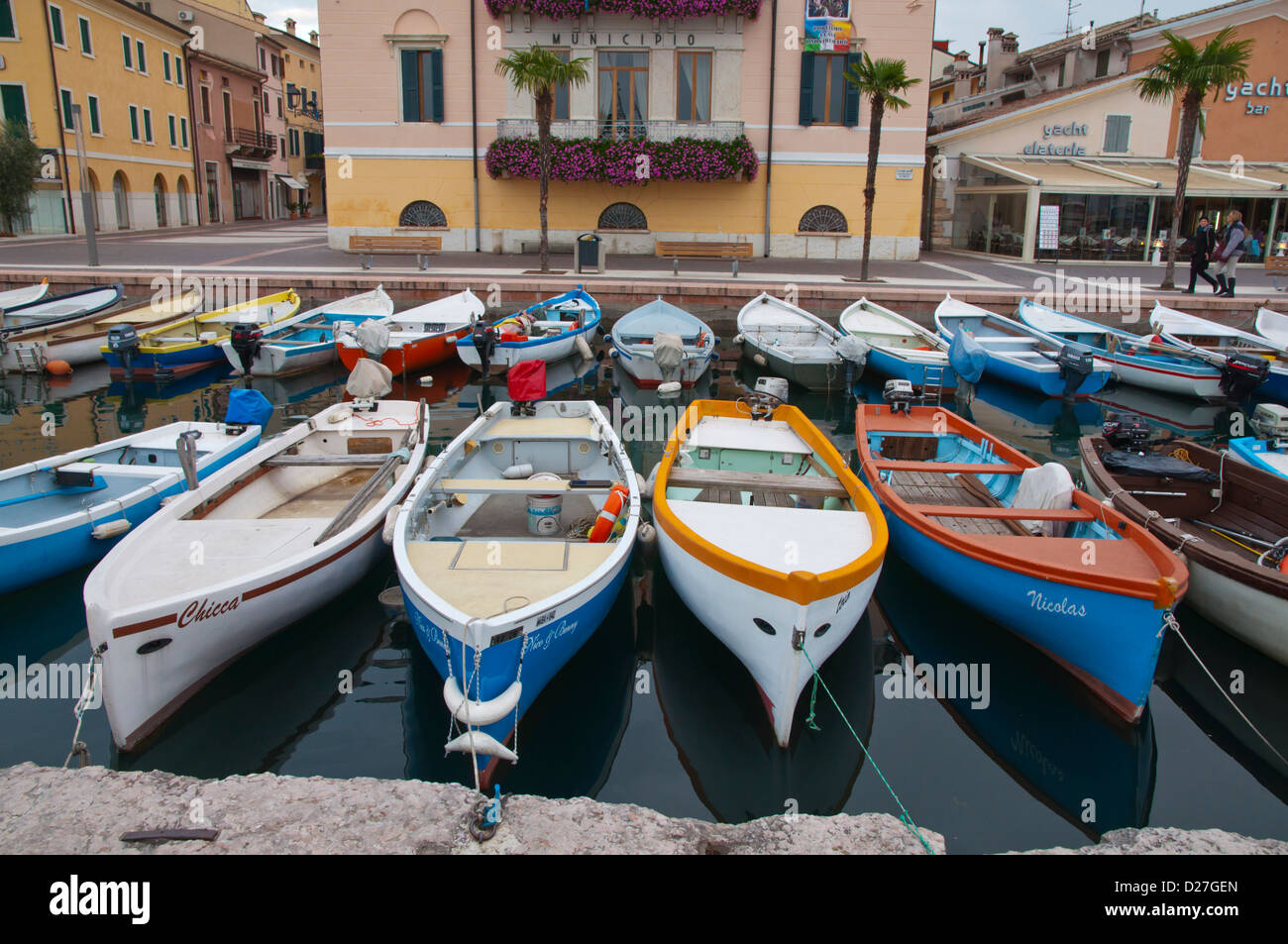 Boote im See Hafenstadt Bardelino Lago di Garda am Gardasee Venetien ...