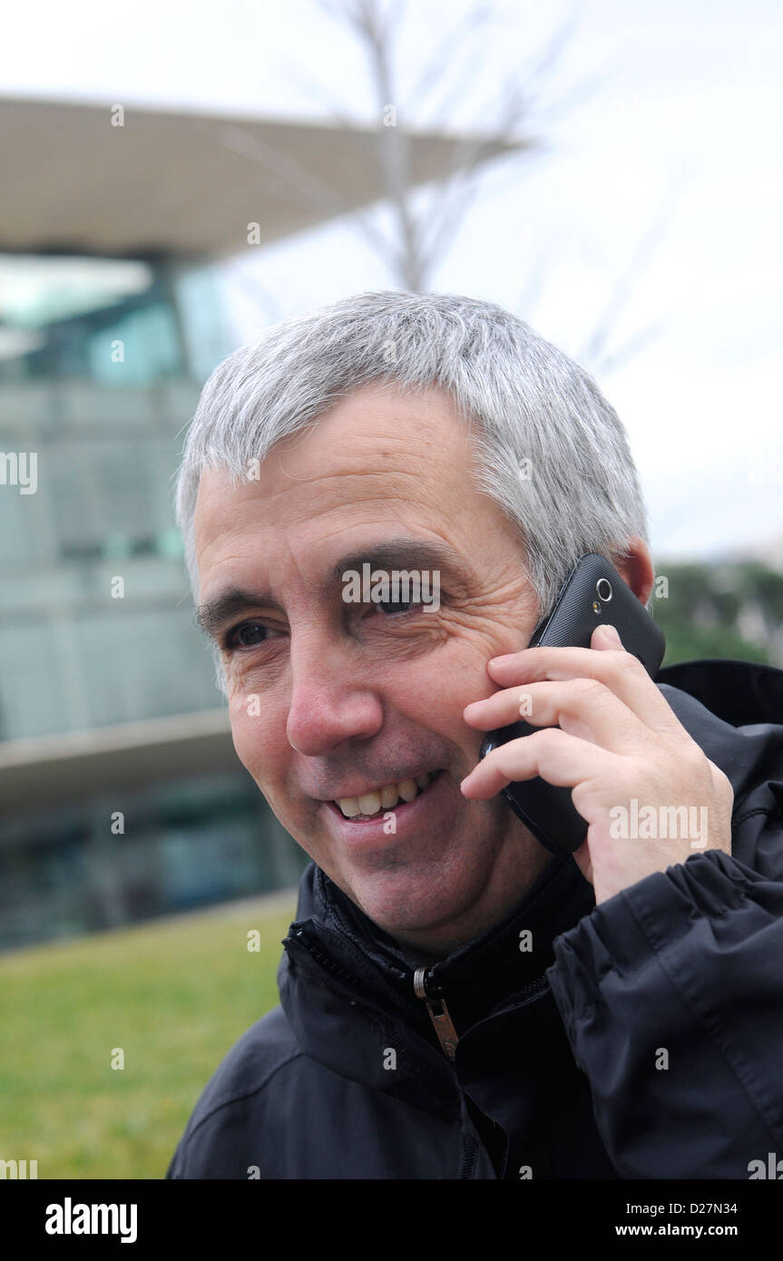 Straßenfotografie Mittelalter Mann lächelnd, Falten hören Smartphone ...