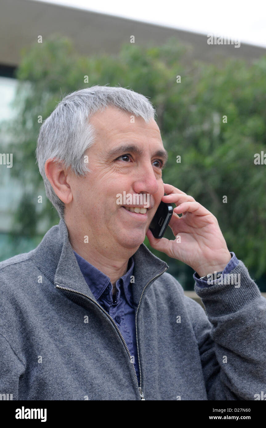 Straßenfotografie Mittelalter Mann lächelnd, Falten hören Smartphone ...
