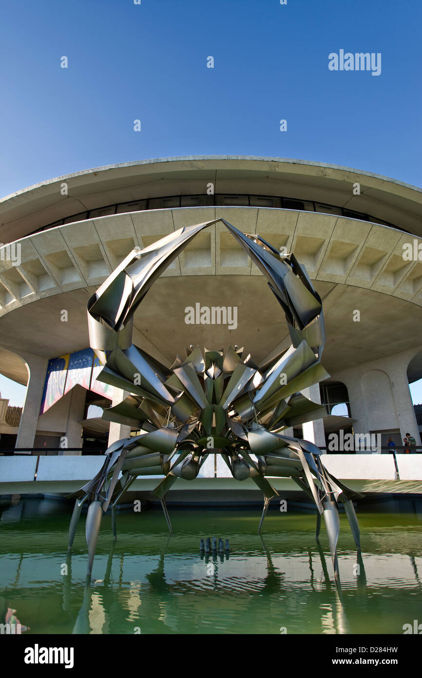 KRABBENSKULPTUR (©GEORGE NORRIS 1974) MACMILLAN SPACE CENTER ...