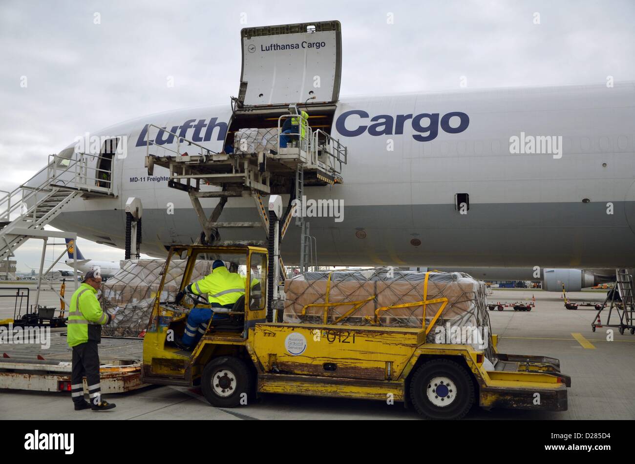 Ein Flugzeug der Lufthansa Cargo MD-11 wird am 12.11.2012 am Rhein-Main ...