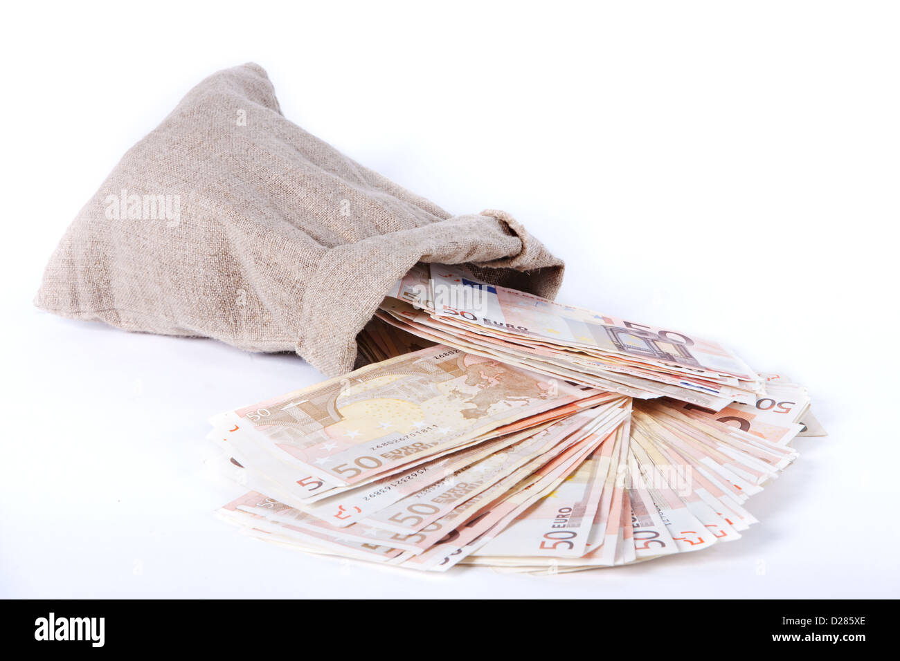 Euro-Banknoten aus einem Geldsack auf weißem Hintergrund ...
