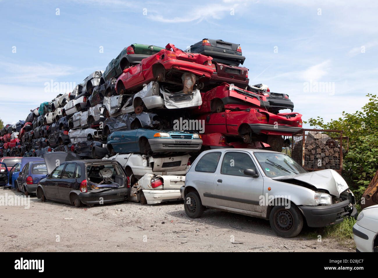 Ruhr, Deutschland, alte Autos auf einem Schrottplatz Stockfotografie ...