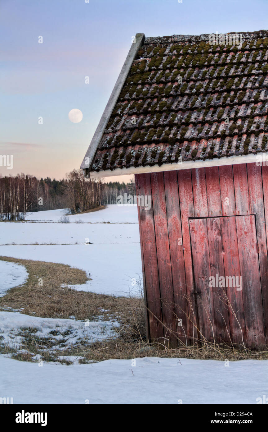 Rote scheune im wald -Fotos und -Bildmaterial in hoher Auflösung – Alamy