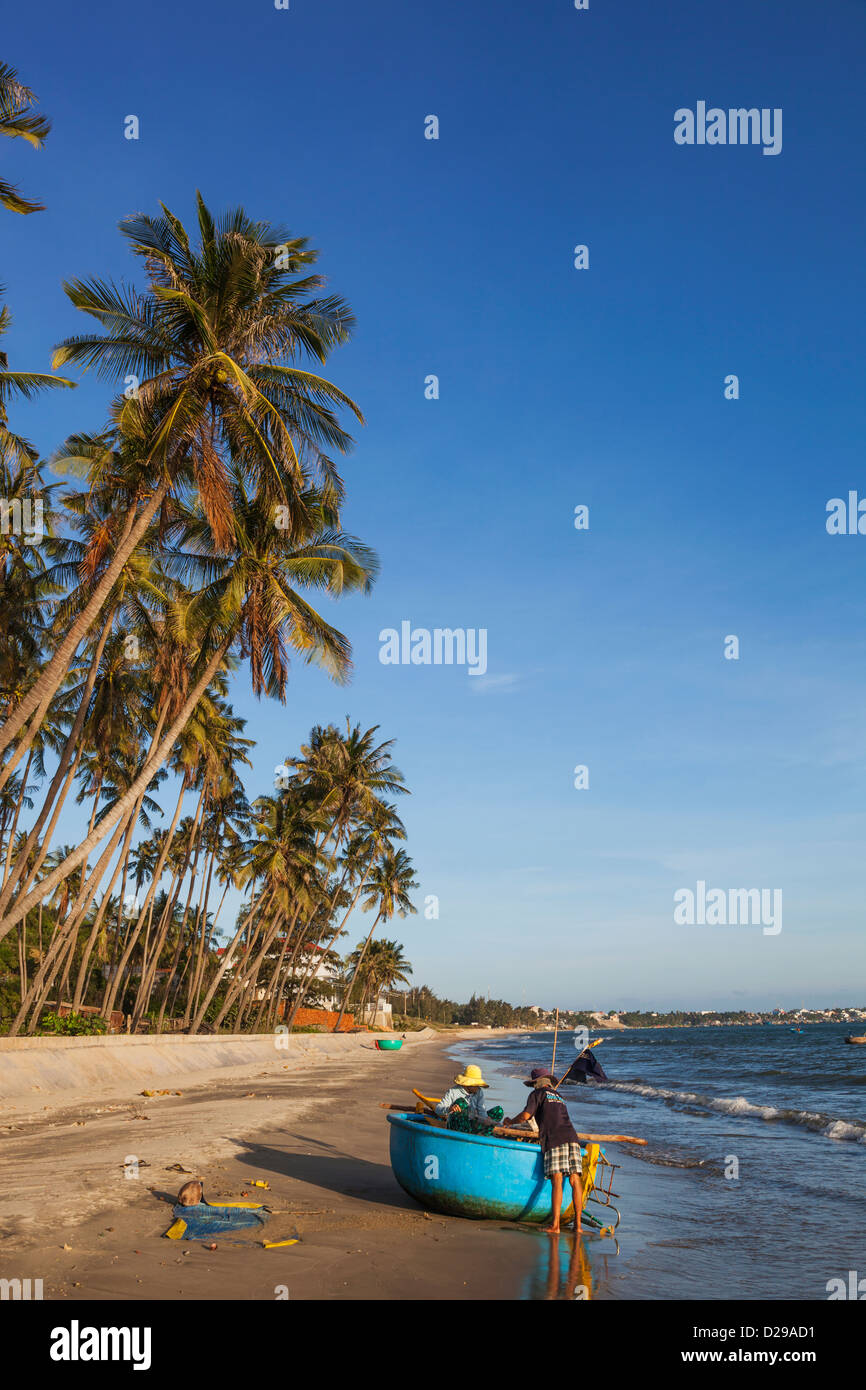 Vietnam, Mui Ne, Mui Ne Strand, Palmen und Fischerei Coracle ...