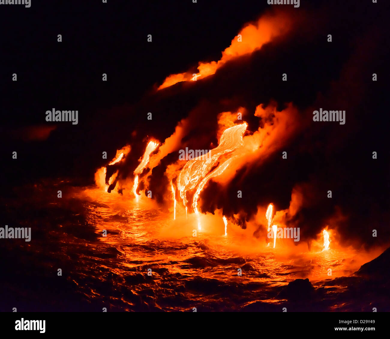 Lava fließt ins Meer in Kalapana aus einer Öffnung im Kilauea-Vulkan ...