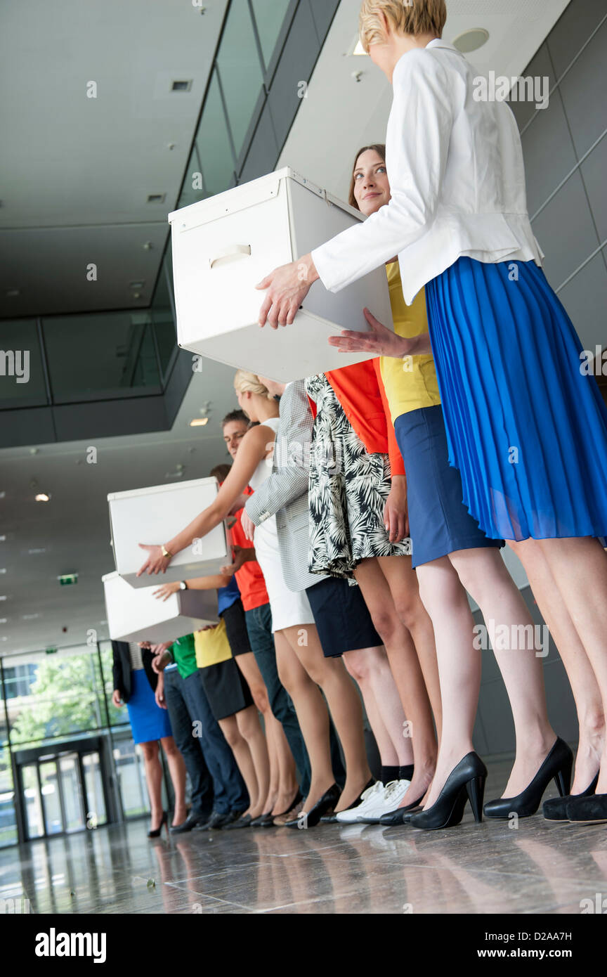 Menschen vorbeigehen Boxen in Zeile Stockfotografie - Alamy