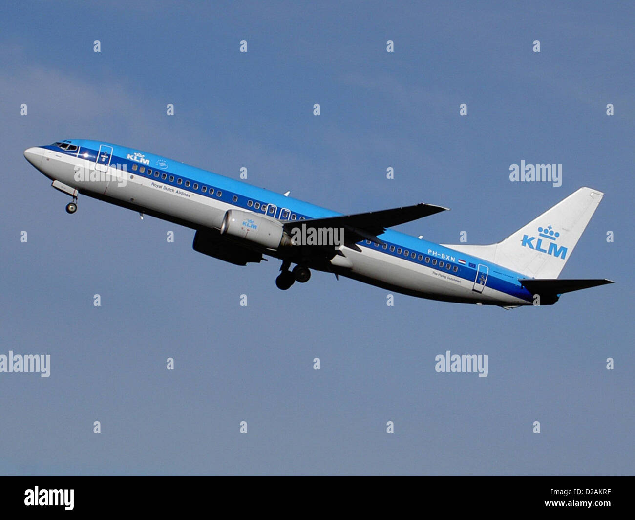 Diese Abbildung zeigt eine KLM Boeing 737-8K2 (PH-BXN) am Flughafen ...
