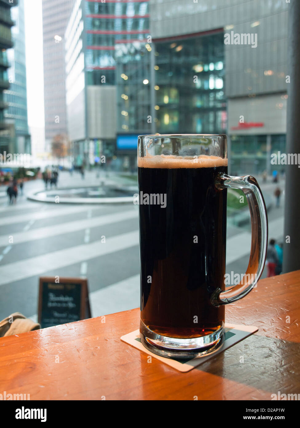 Ein dunkles Bier am Potsdamer Platz in Berlin-Deutschland an einem ...
