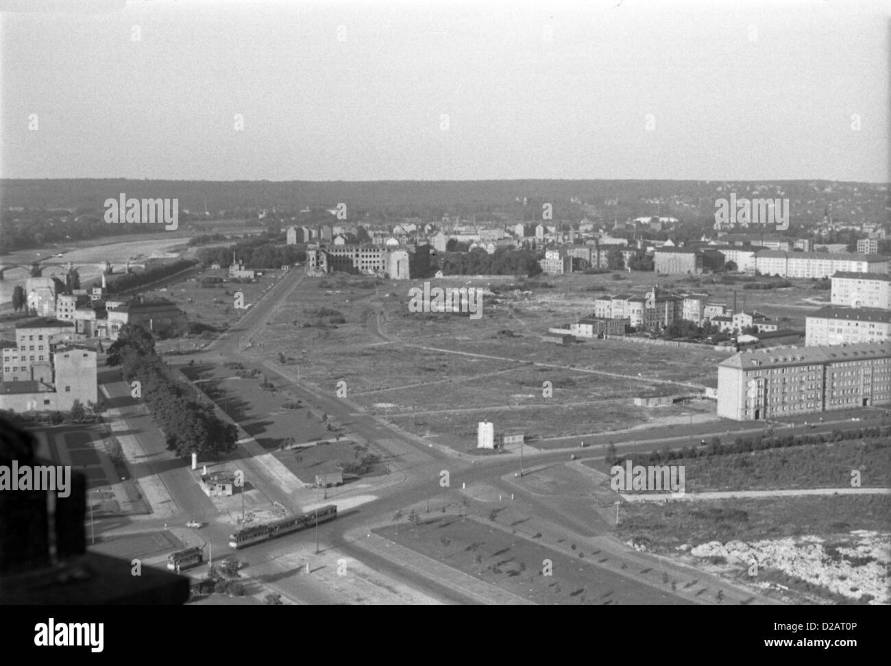 Dresden, DDR, Blick über die Altstadt brannte der Turm des Rathauses ...