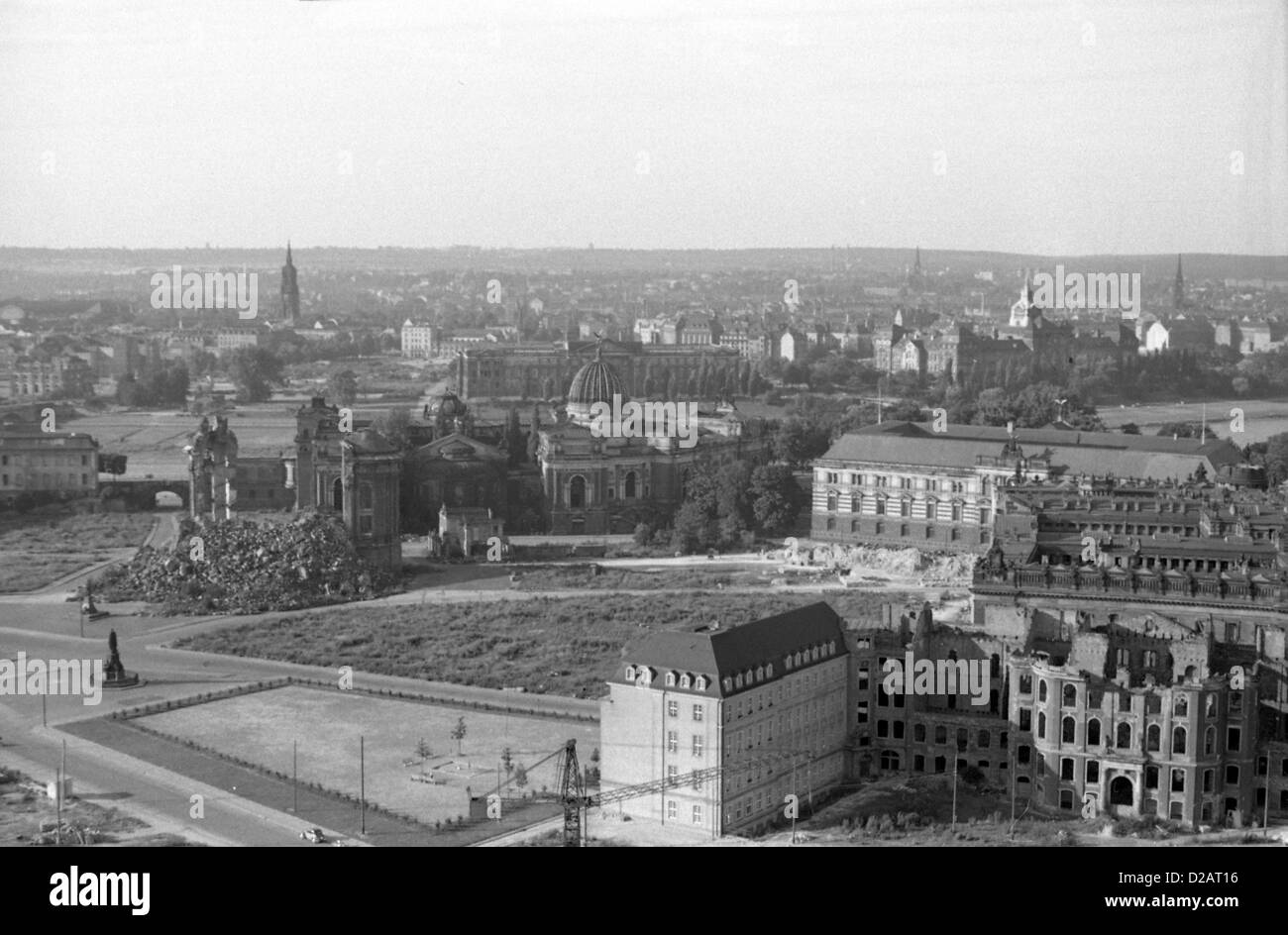 Dresden, DDR, Blick über die Altstadt wurde mit den Resten der ...
