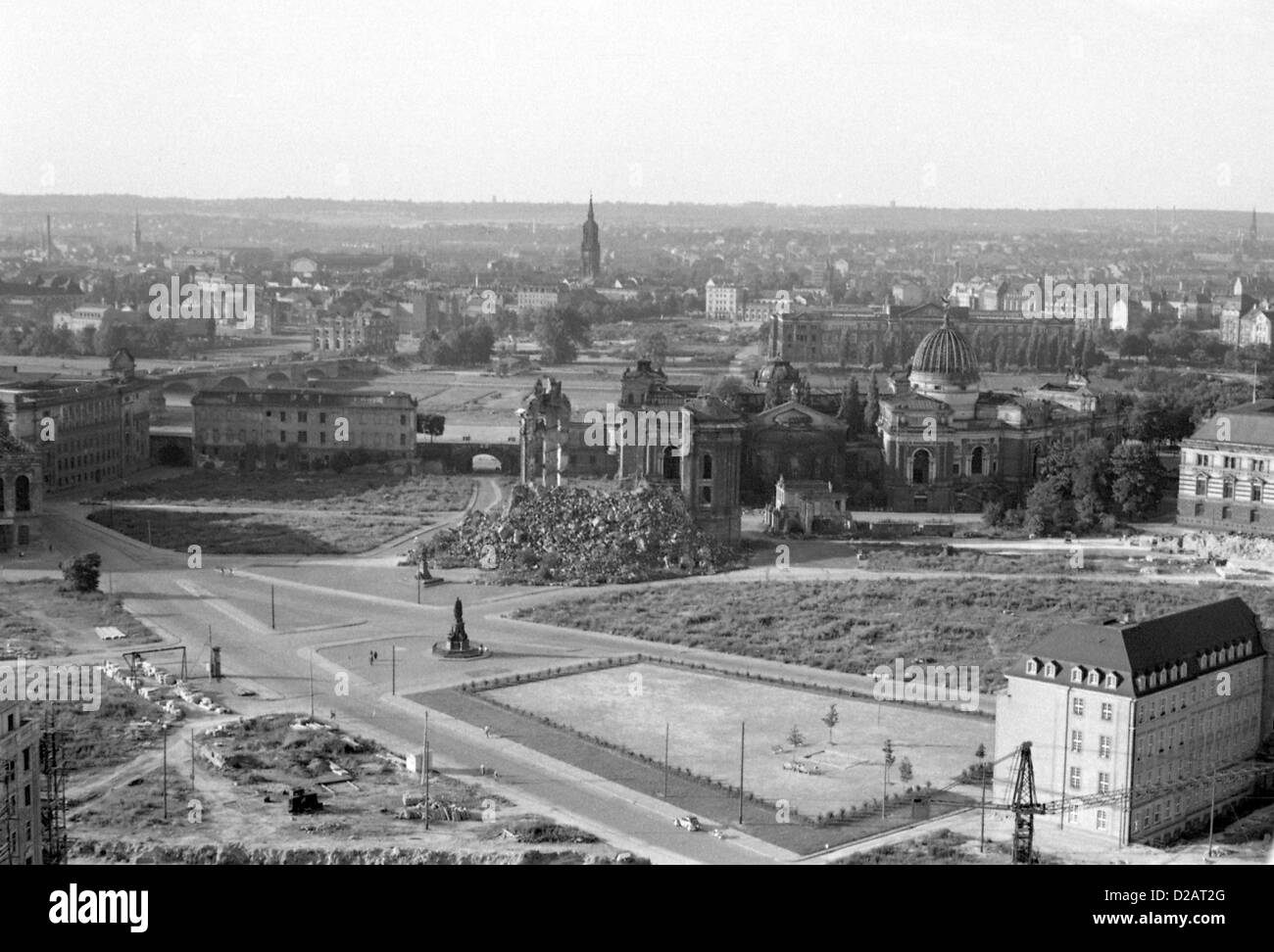 Dresden, DDR, Blick über die Altstadt wurde mit den Resten der ...