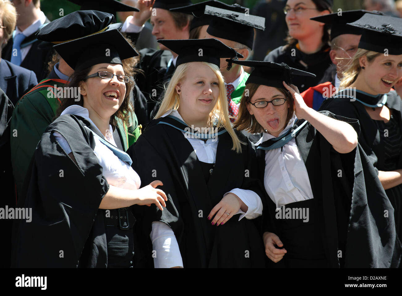 Weiblichen Studierenden / Absolventen bei ihrer Abschlussfeier an der ...