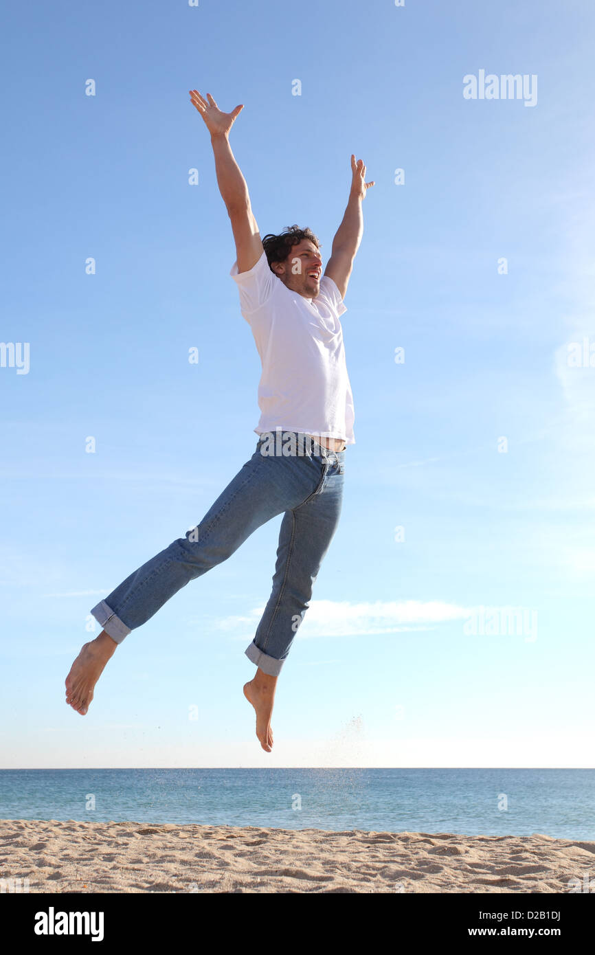 Junger mann springt in wasser am strand -Fotos und -Bildmaterial in ...