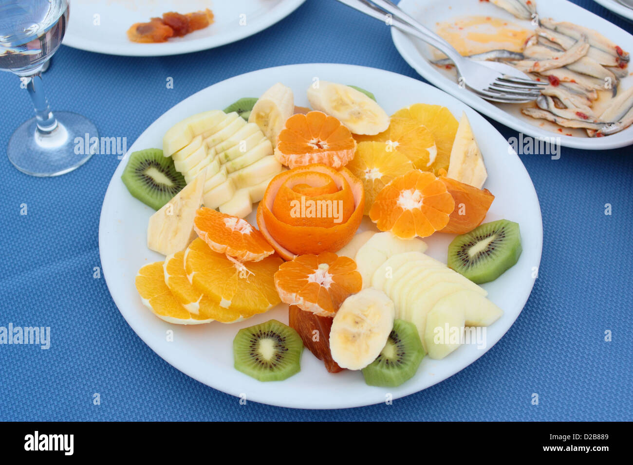 Ein Teller mit Obst serviert in einem Restaurant in Istanbul ...
