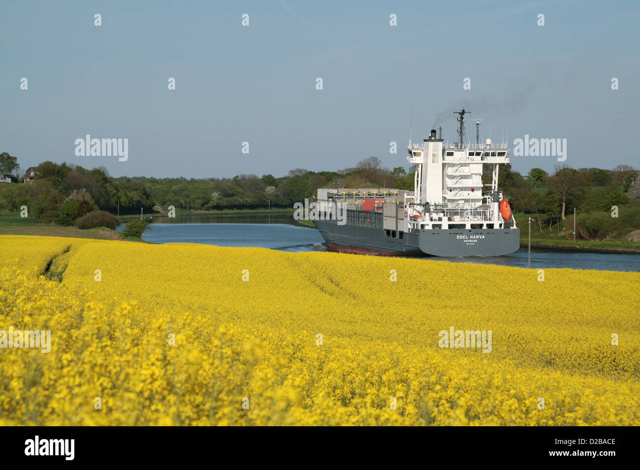 Kiel, Deutschland, das Containerschiff OOCL Narva auf dem Nord-Ostsee-Kanal Stockfotografie - Alamy