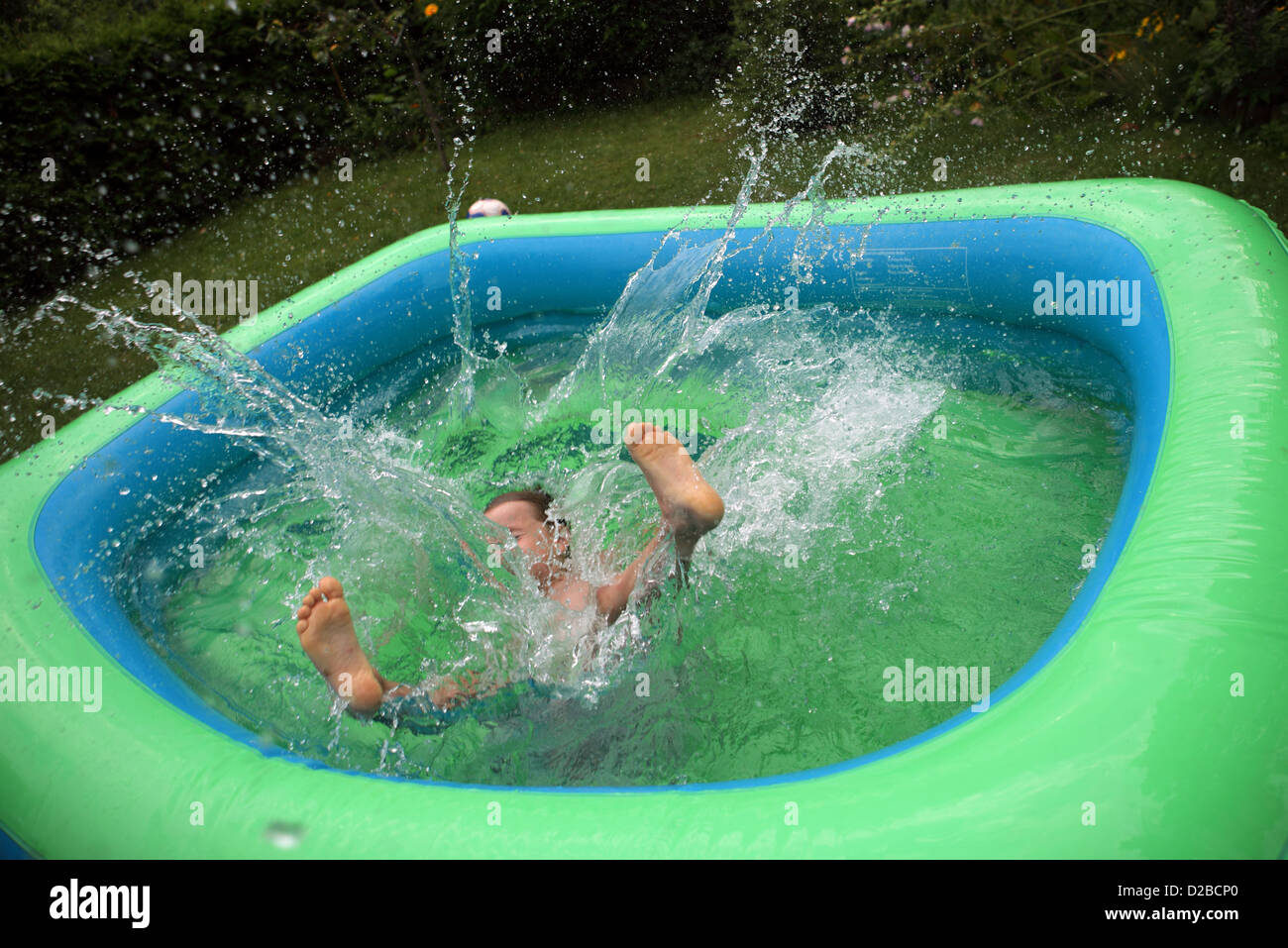 Junge in einem pool plantschen -Fotos und -Bildmaterial in hoher ...