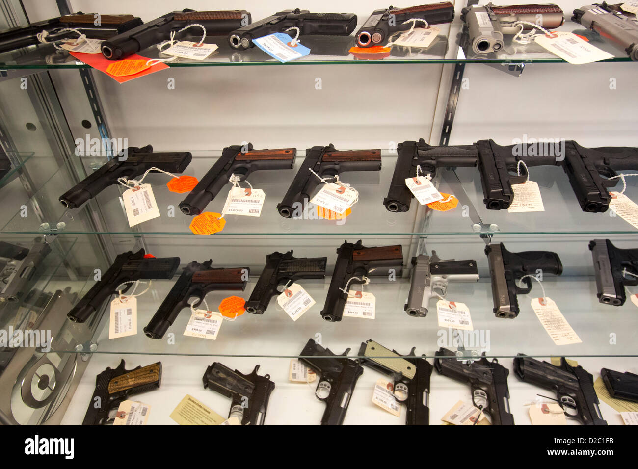 Milford, Michigan - Pistolen auf dem Display an den Huron Valley Waffen ...
