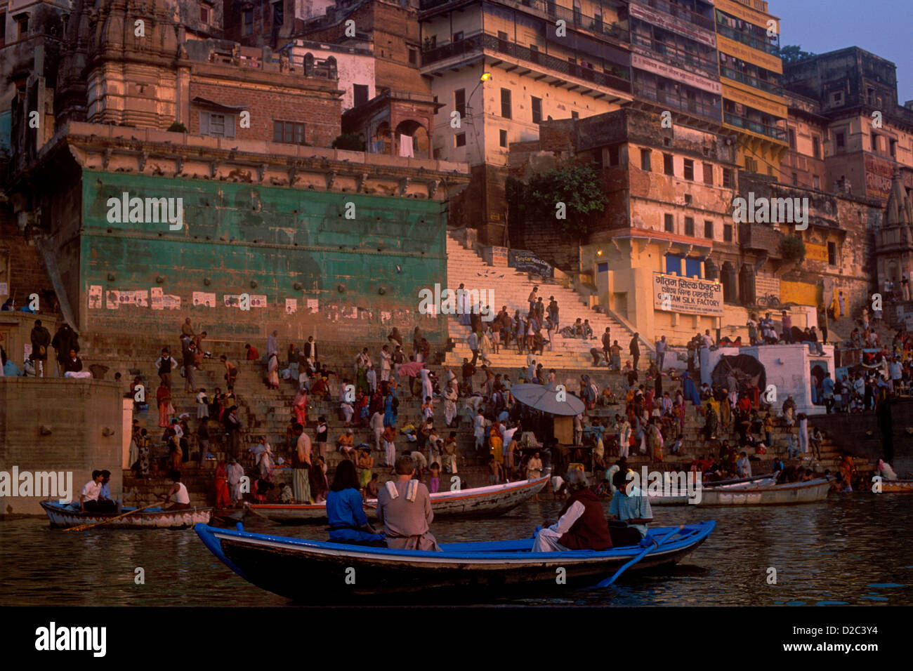 Menschenmenge am heiligen Fluss Ganges In der ältesten indischen Stadt ...