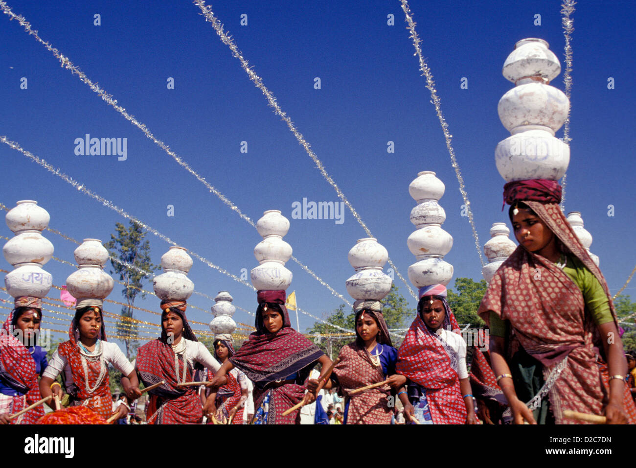 Indien, Rajasthan, Dungarpur. Frauen, die Töpfe auf dem Kopf, beim ...