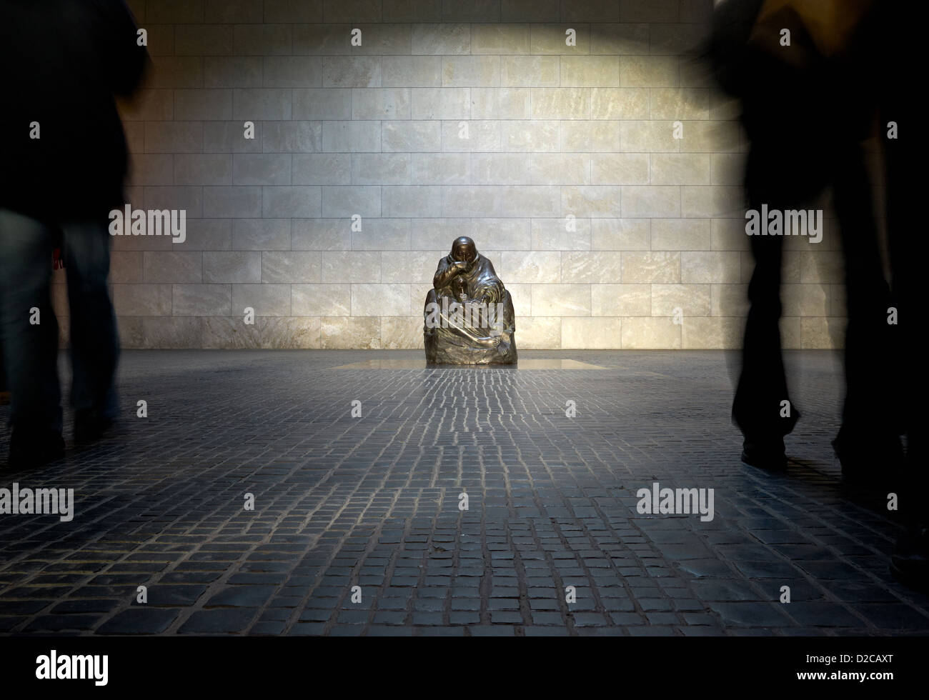 Mutter mit ihrem toten sohn pieta -Fotos und -Bildmaterial in hoher Auflösung – Alamy