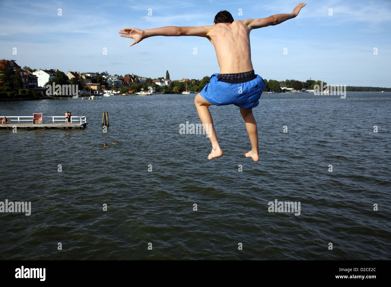 Jump off diving board -Fotos und -Bildmaterial in hoher Auflösung – Alamy