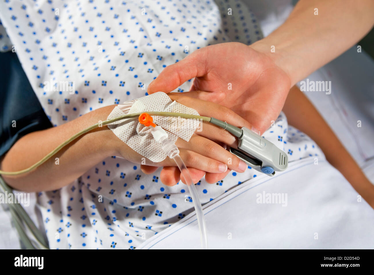 MODEL Release Intensivmedizin Patienten hand Stockfotografie - Alamy