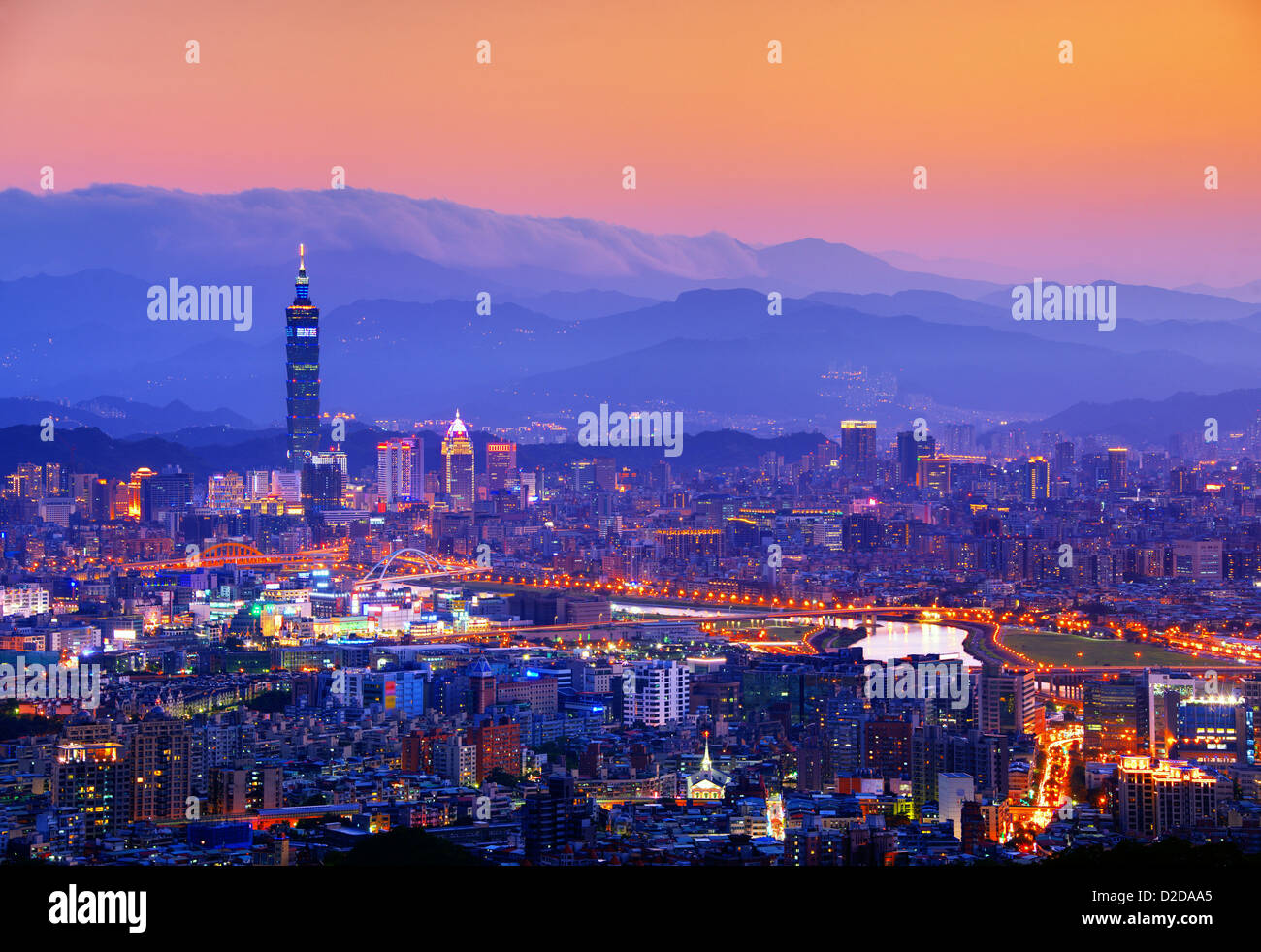 Taipei 101 leuchtet -Fotos und -Bildmaterial in hoher Auflösung – Alamy