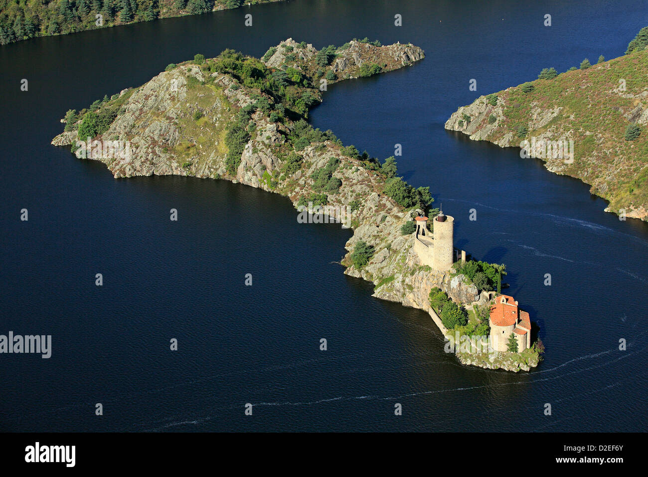 Grangent schloss befindet sich auf einer insel im see Stockfotos und ...