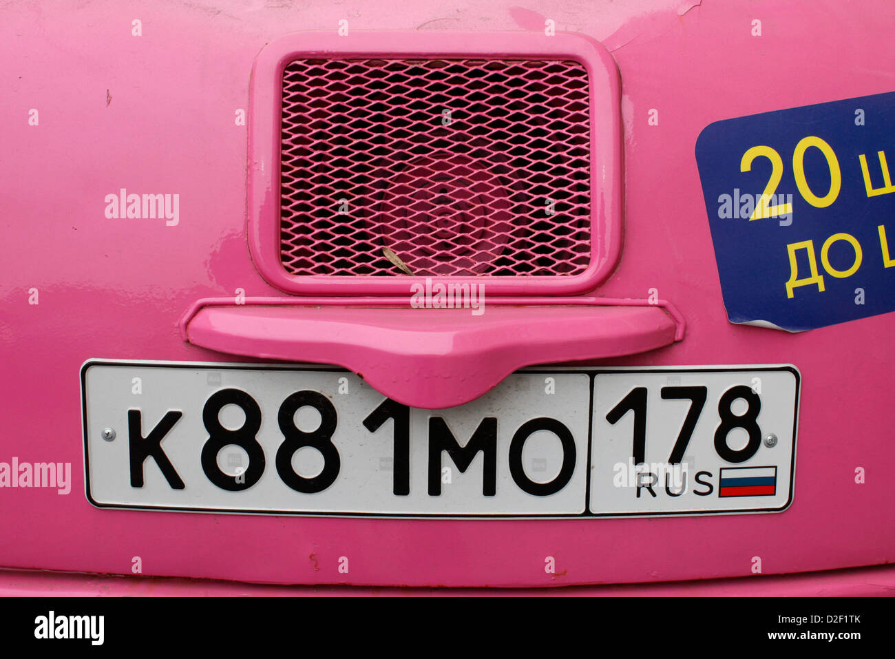 Rosa russische Auto. Sankt Petersburg. Russland Stockfotografie - Alamy