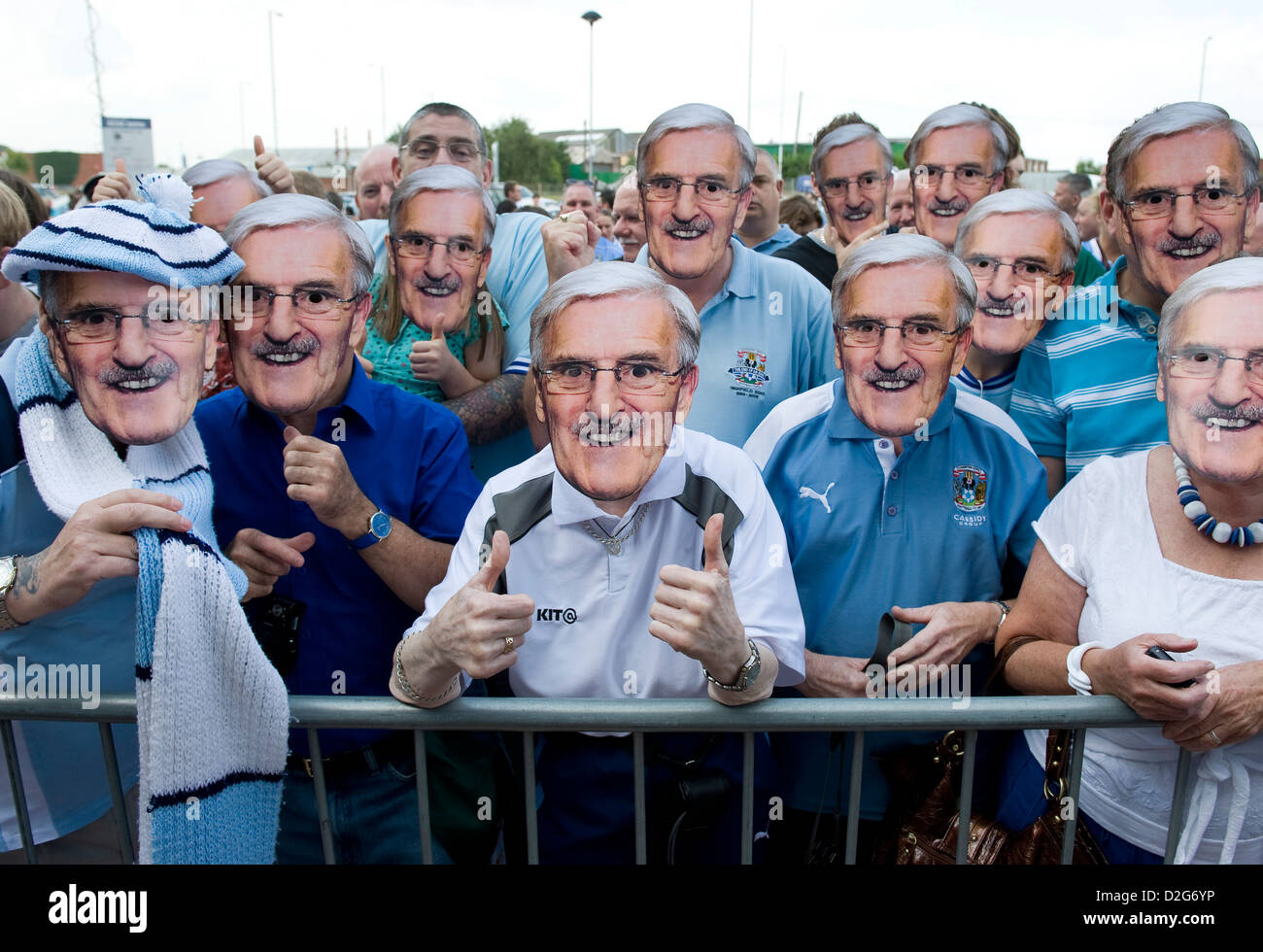 Fans von ex-Coventry City Football Clubmanager Jimmy Hill bei der ...
