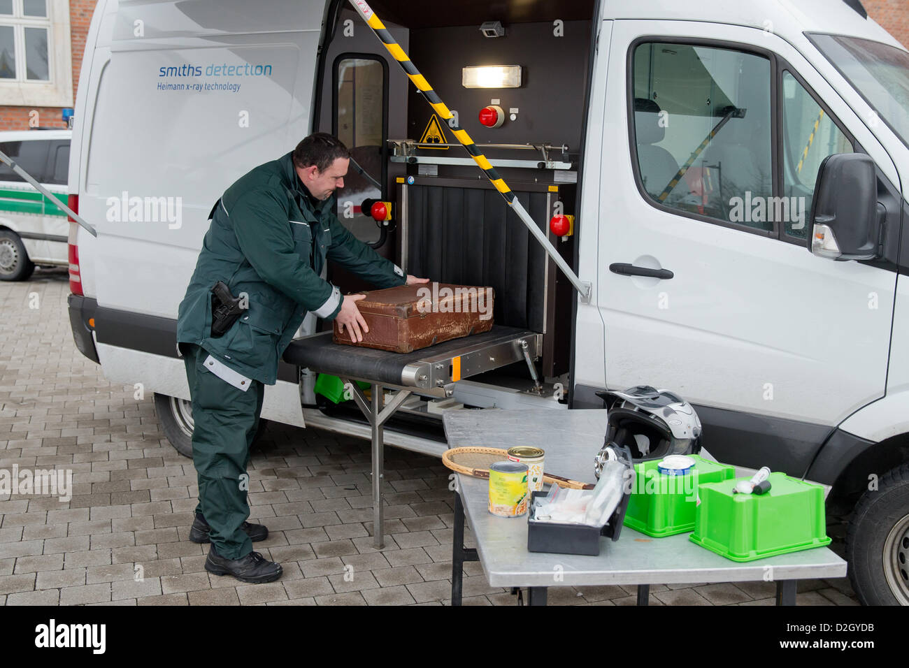 Zollbeamter mit koffer -Fotos und -Bildmaterial in hoher Auflösung – Alamy